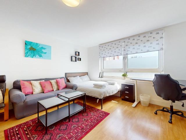Field Road, London W6, 3 bed flat to rent, £3,700 pcm | PrimeLocation