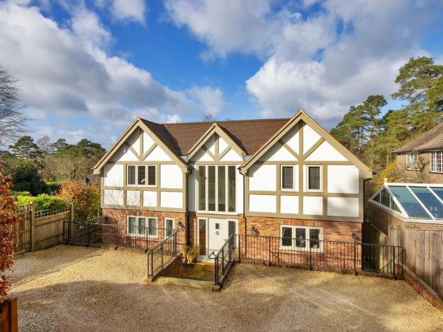 Fielden Road, Crowborough TN6 4 bed detached house to rent £3,500 pcm £808 pw