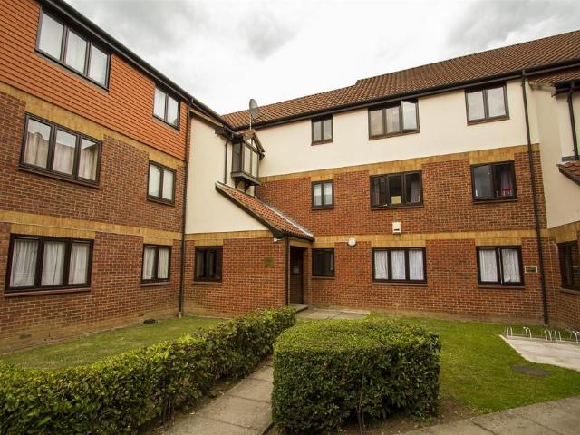 Fieldfare Ct, 16 Falcon Way. 2 bed apartment to rent £1,800 pcm £415 pw