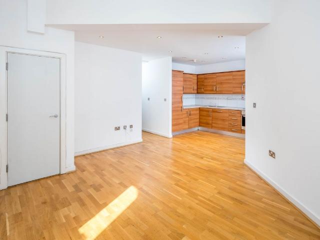 Fieldgate Street, Liverpool Street E1, 3 bed flat to rent, £3,200 pcm | PrimeLocation