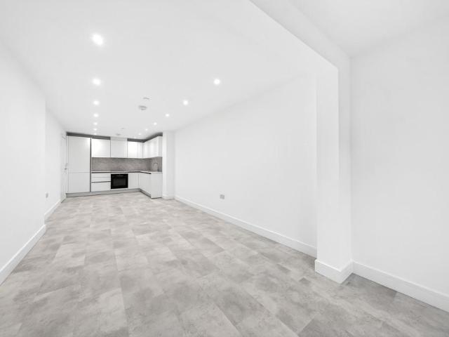 Fieldgate Street 3 bed apartment to rent £3,500 pcm £808 pw