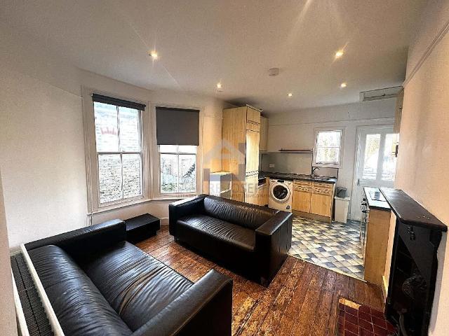 Fieldhouse Road, Balham, London SW12, 3 bed flat to rent, £3,000 pcm | PrimeLocation