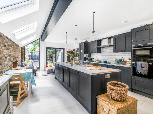 Fieldhouse Road, Balham, London, SW12 4 bed house to rent £5,000 pcm £1,154 pw