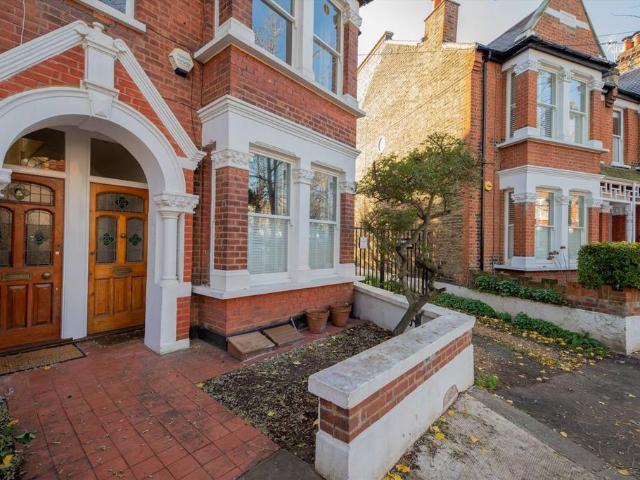 Fielding Road, London W4 4 bed maisonette to rent £4,250 pcm £981 pw
