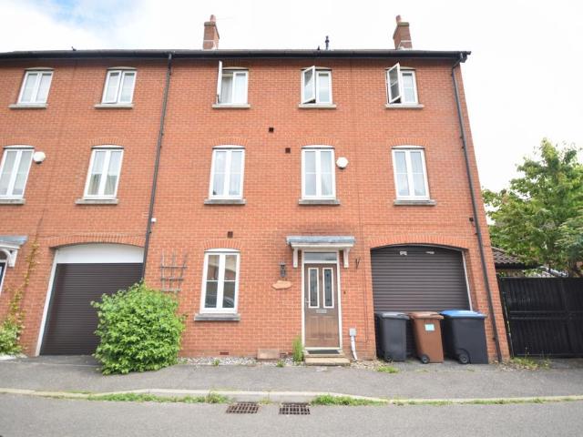 Fillingham Way, Hatfield AL10 4 bed house to rent £2,400 pcm £554 pw