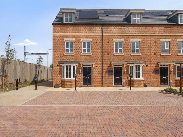 Filly Close Newbury RG14 4 bed semi detached house to rent £2,250 pcm £519 pw