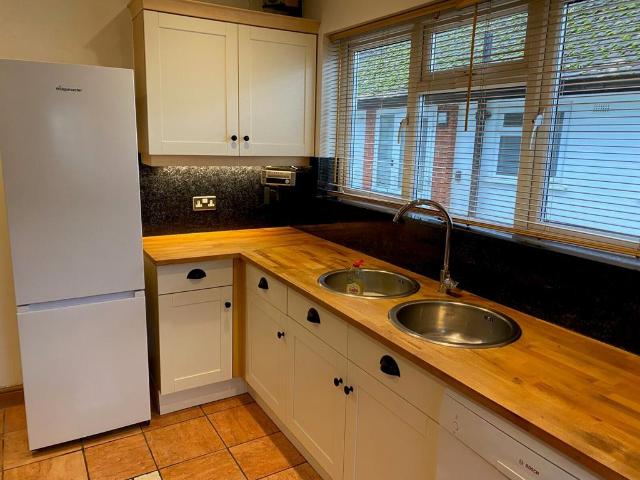 Fir Tree Grove, Carshalton SM5 3 bed bungalow to rent £2,300 pcm £531 pw