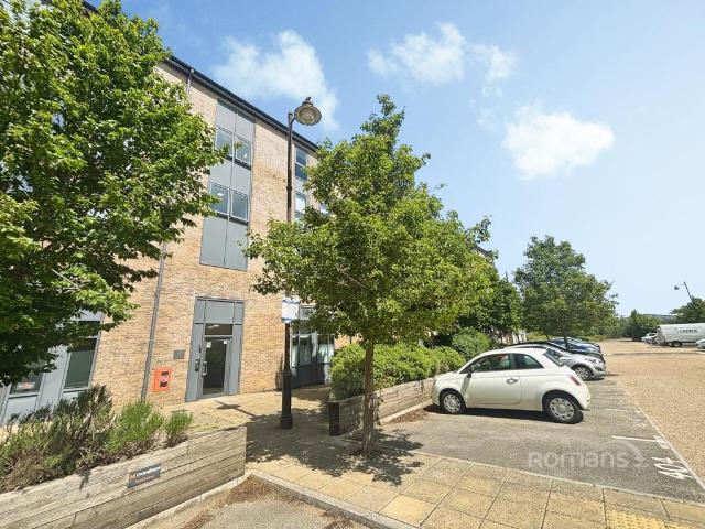 Fire Fly Avenue, Swindon, SN2 2 bed flat to rent £1,150 pcm £265 pw