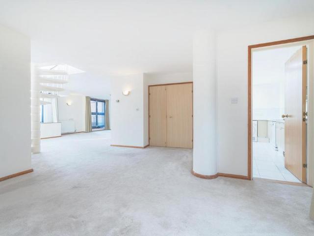 Firecrest Drive, Hampstead, NW3 3 bed flat to rent £6,197 pcm £1,430 pw