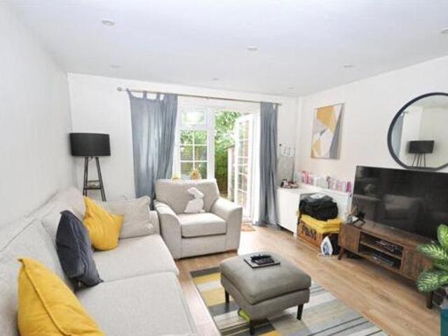 Firs Avenue, Friern Barnet, 2 Bedroom End
