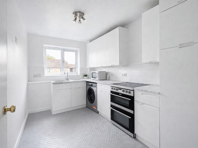 Firs Close, Mitcham CR4, 1 bed flat to rent, £1,400 pcm | PrimeLocation