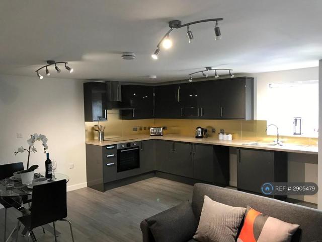 First Avenue, Chelmsford, CM1 1 bed semi detached house to rent £1,295 pcm £299 pw