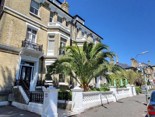 First Avenue, Hove Studio to rent £1,000 pcm £231 pw