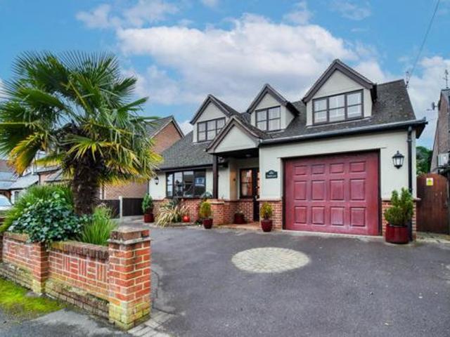 First Avenue, Hook End, 4 Bedroom Detached