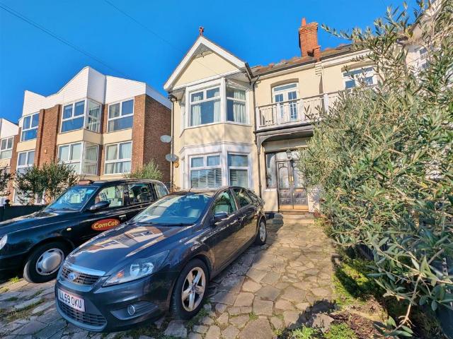 First Avenue, Westcliff On Sea, Essex 2 bed flat to rent £1,275 pcm £294 pw