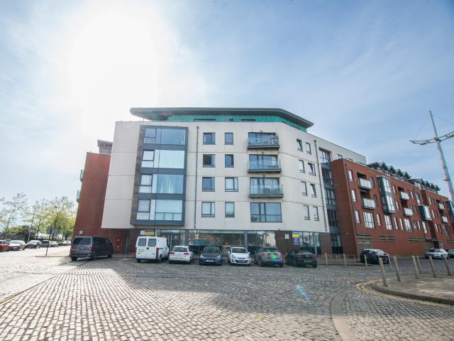 First floor two bedroom modern flat with an integrated kitchen near Hull's Marina