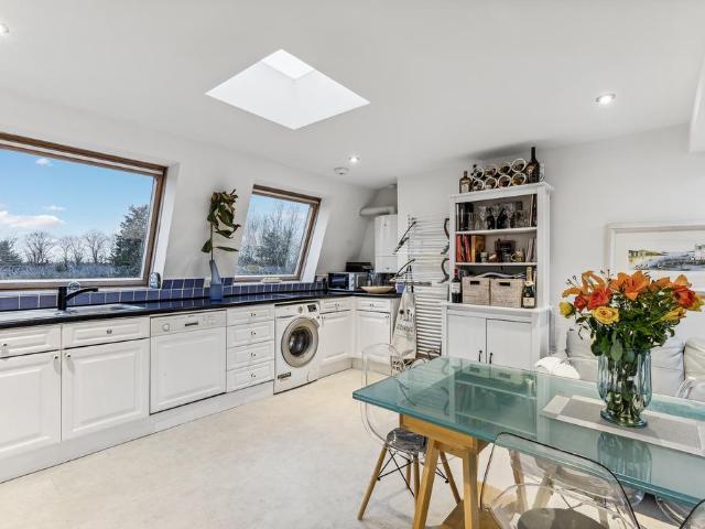 First Floor, Bronsart Road, Fulham. 2 bed flat to rent £3,986 pcm £920 pw