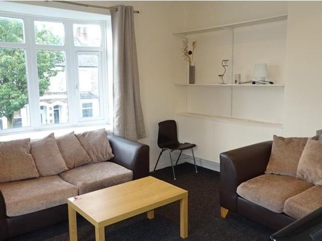 First Floor Flat, Richards Street 3 bed flat to rent £1,650 pcm £381 pw