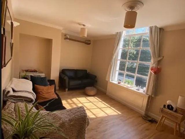 First floor one bed flat with shared garden