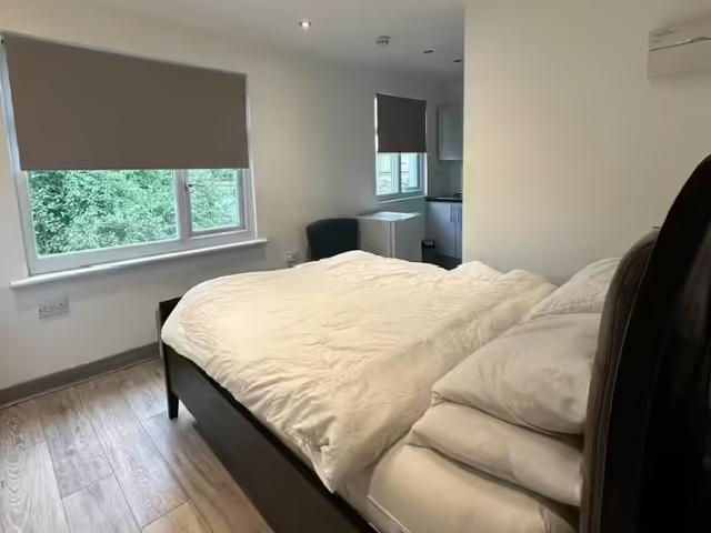 First Floor Self contained studio flat ideal for couple 1200 pcm inclusive