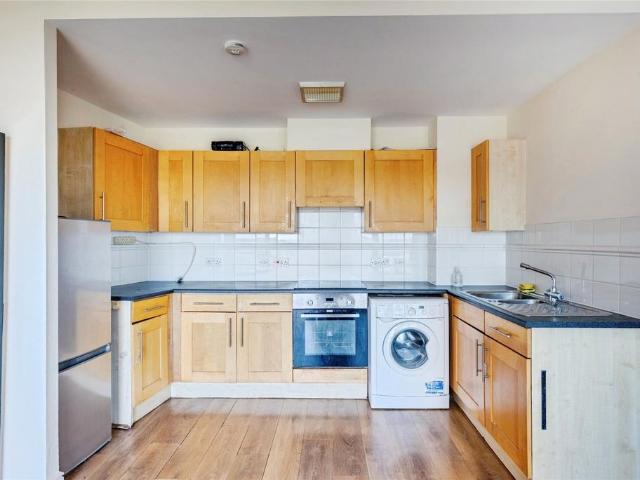 Fishguard Way, London, E16 2 bed flat to rent £1,750 pcm £404 pw