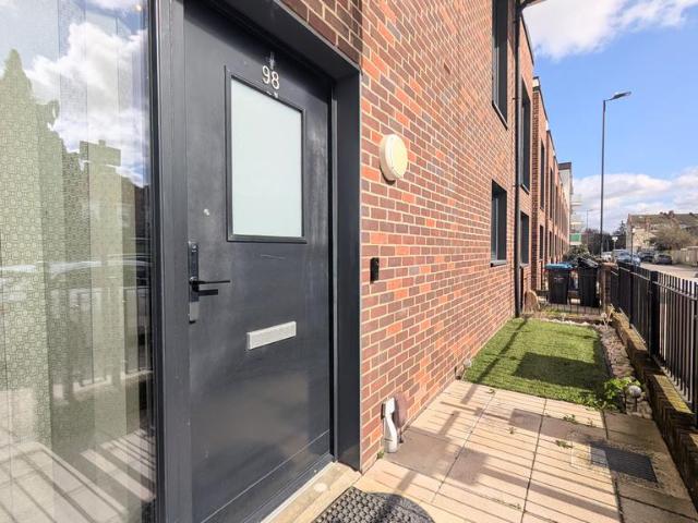 Fishers Way, WEMBLEY, HA0 3 bed terraced house to rent £3,500 pcm £808 pw