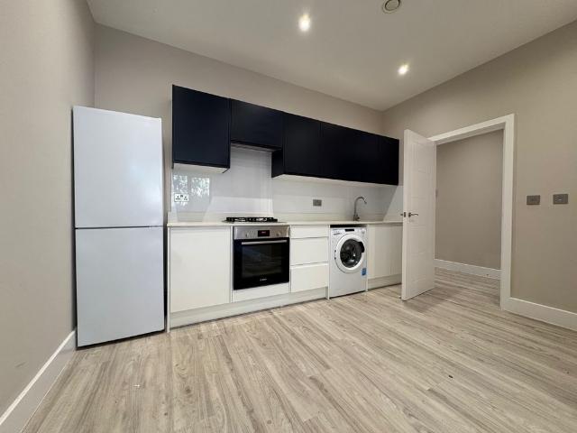 Fishponds Road, Wokingham RG41, 2 bed property to rent, £1,375 pcm | PrimeLocation
