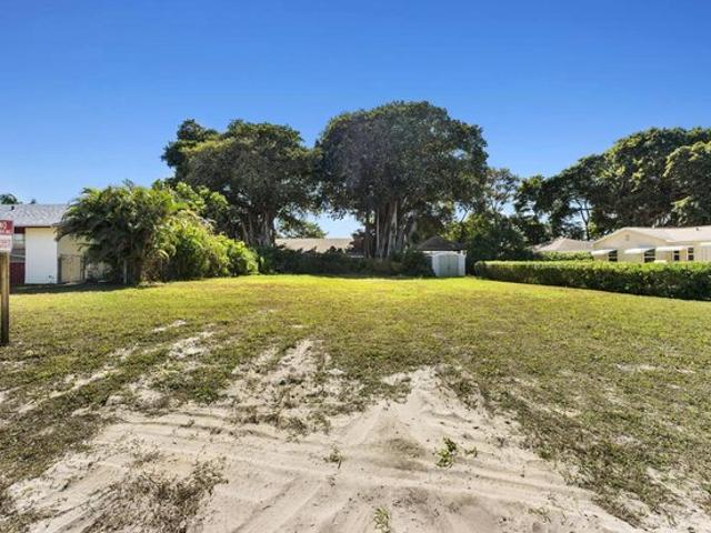 Fittin Ct, Lake Worth, FL 33461