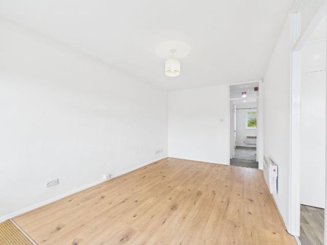 Fitzalan Road, Horsham RH13, 2 bed maisonette to rent, £1,400 pcm | PrimeLocation