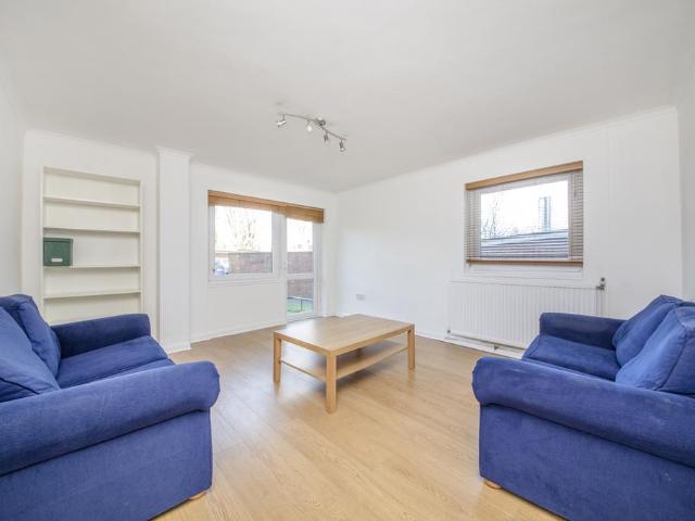 Fitzhugh Grove, London, SW18 3 bed flat to rent £2,300 pcm £531 pw