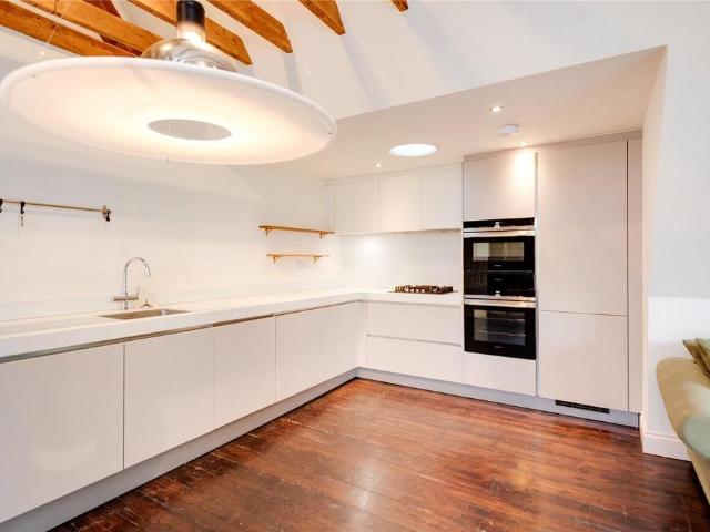 Fitzjohns Avenue, Hampstead, London, NW3 3 bed apartment to rent £6,066 pcm £1,400 pw