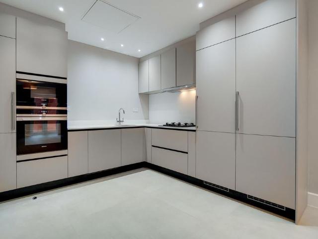 Fitzjohns Avenue, Hampstead, NW3 3 bed flat to rent £6,587 pcm £1,520 pw