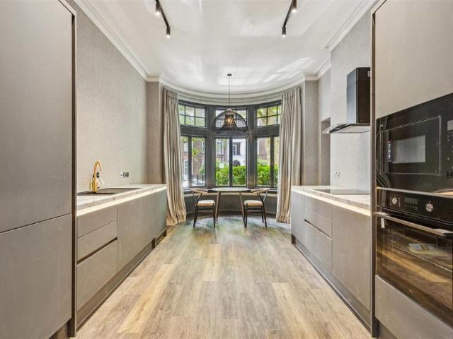 Fitzjames Avenue, London, W14 2 bed flat to rent £4,995 pcm £1,153 pw