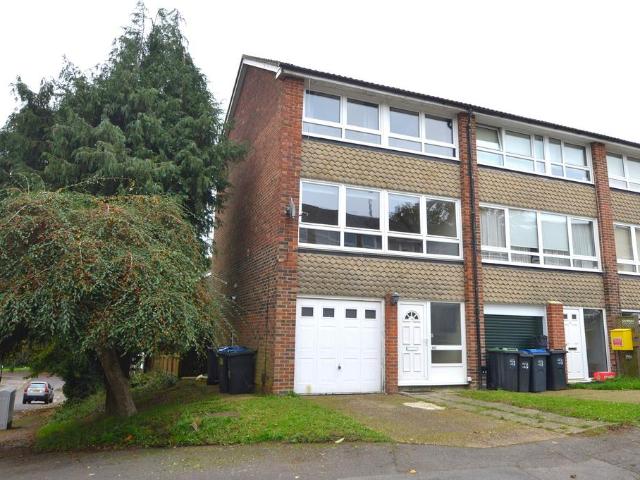 Fitzroy Gardens, Crystal Palace SE19 4 bed end of terrace house to rent £2,600 pcm £600 pw