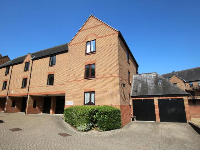 Fitzwalter Place, Chelmsford Road, Dunmow, Essex CM6, 3 bed flat to rent, £1,400 pcm | PrimeLocation
