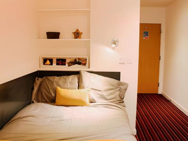 Five bed apartment shared