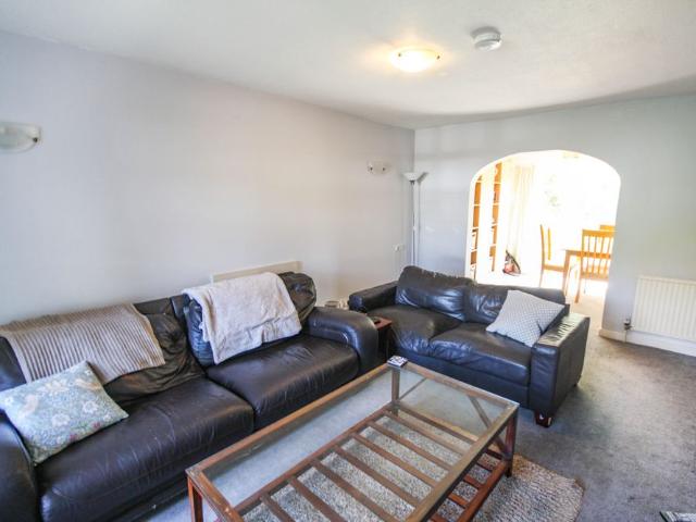 Five Bedrooms Detached House