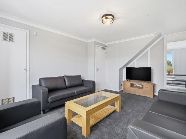 Five Bedrooms Terraced House