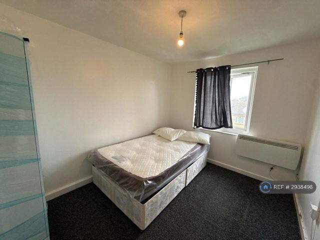 Fiveacre Close, Croydon, CR7 2 bed flat to rent £1,875 pcm £433 pw