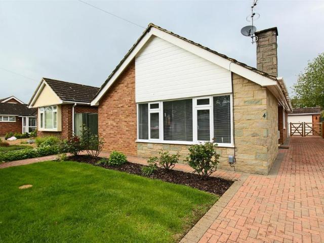 Fontwell Close, Maidenhead, Berkshire 3 bed bungalow to rent £2,250 pcm £519 pw