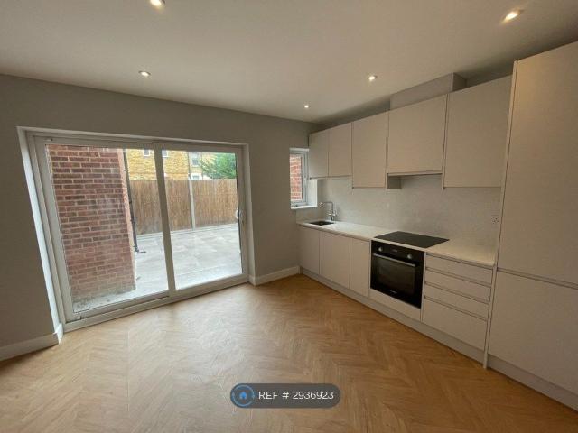 Footscray Road, London SE9, 2 bed flat to rent, £2,000 pcm | PrimeLocation