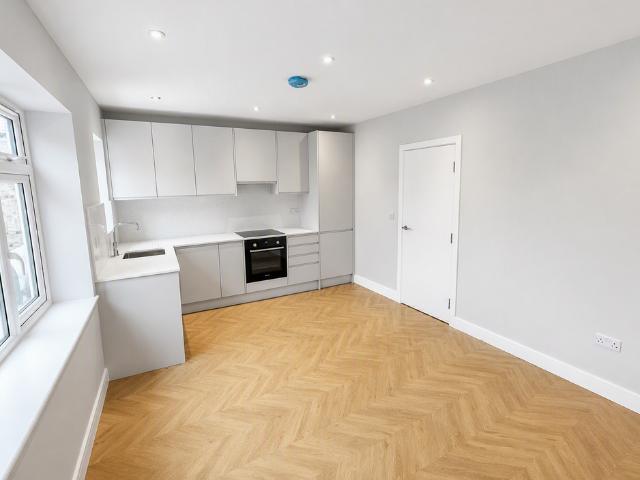 Footscray Road, London, SE9 3 bed flat to rent £2,200 pcm £508 pw