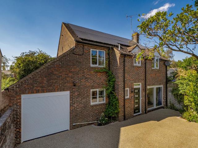 Folly Green, Woodcote, Reading, Oxfordshire RG8, 4 bed detached house to rent, £2,500 pcm | PrimeLocation