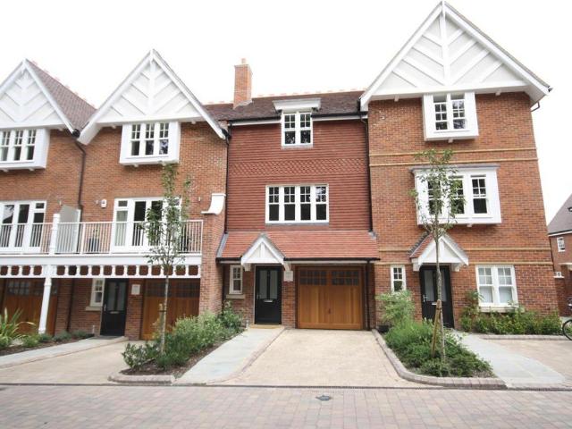 Folly Hill Gardens, Maidenhead. 4 bed townhouse to rent £2,795 pcm £645 pw