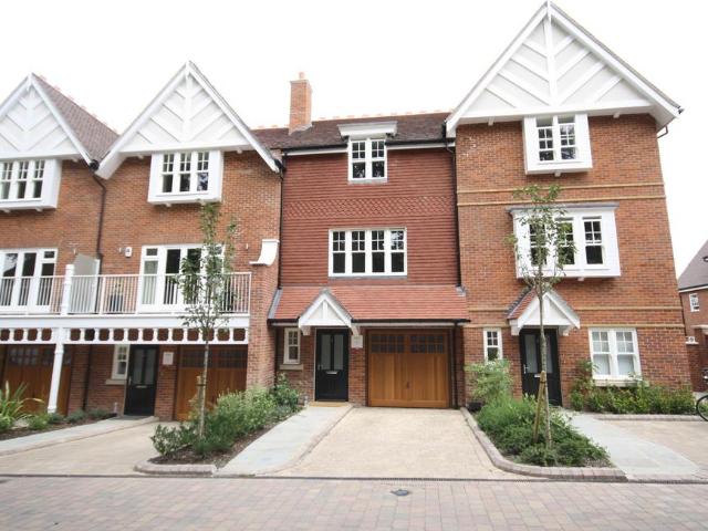 Folly Hill Gardens Maidenhead Berkshire 4 bed townhouse to rent £2,900 pcm £669 pw