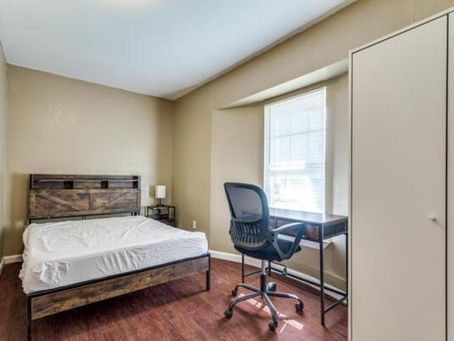 Fort Worth House with Dining area. Comfortable & spacious