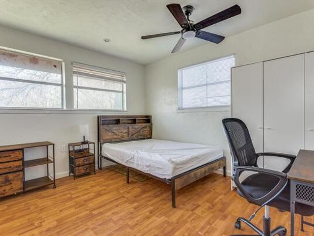 Fort Worth House with Dining area. Comfortable & spacious