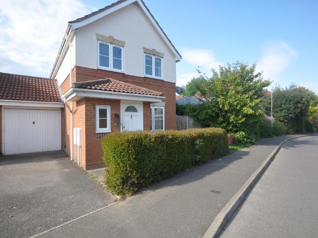 Fortinbras Way, Chelmsford, Essex 3 bed detached house to rent £1,695 pcm £391 pw