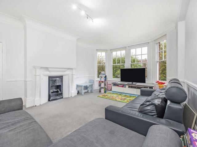 Fortis Green, London N10 4 bed flat to rent £2,750 pcm £635 pw