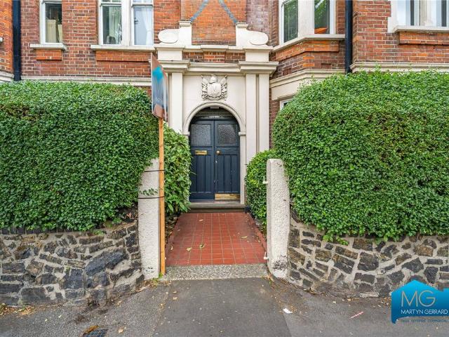 Fortis Green, London, N10 3 bed apartment to rent £2,400 pcm £554 pw